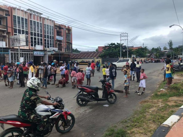 Gerah Dengan Pemilik Ulayat, Orang Tua Siswa Tutup Jalan Sudirman ...
