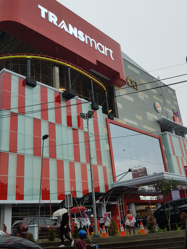 Transmart MX Mall Langsung Ramai di Hari Perdana | kumparan.com