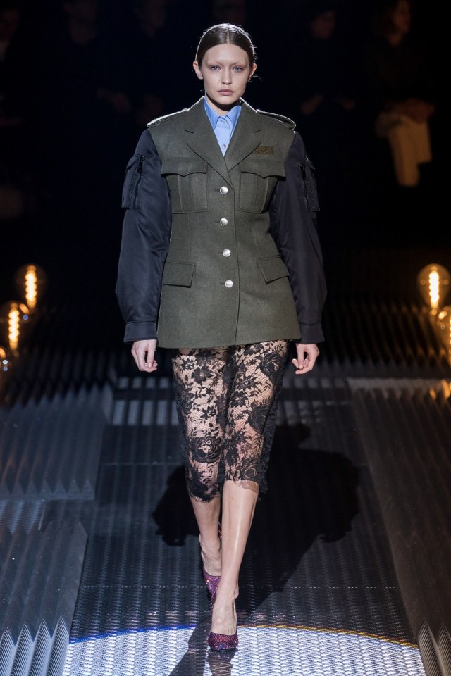 Romantis dan Gothic! Ini 7 Look Terbaik dari Koleksi Prada Fall/Winter ...