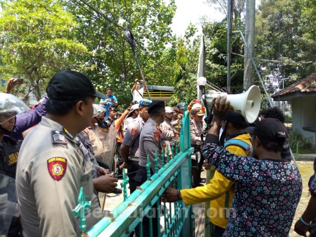 Bakar Ban, Demo Mahasiswa Undar Berujung Ricuh | kumparan.com Bakar Ban, Demo Mahasiswa Undar Berujung Ricuh | kumparan.com