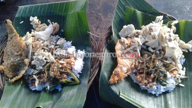 Nikmat, Nasi Pecel Beralaskan Daun Pisang dan Piring Bambu | kumparan.com