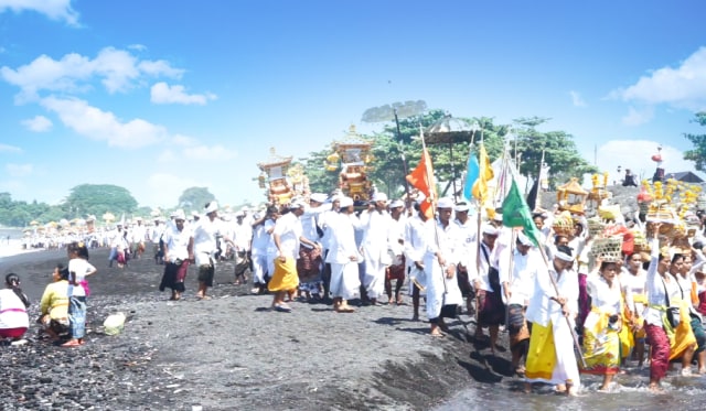 Jelang Nyepi, Umat Hindu di Bali Mulai Gelar Ritual Melasti | kumparan.com Jelang Nyepi, Umat Hindu di Bali Mulai Gelar Ritual Melasti | kumparan.com