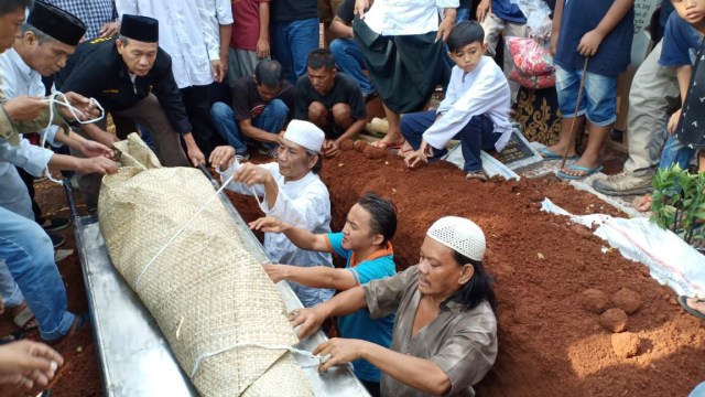 Isak Tangis Keluarga Iringi Prosesi Pemakaman Komedian Nur Tompel ...