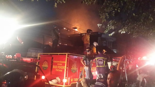Gudang Beras di Jalan M Sohor Pontianak, Terbakar | kumparan.com