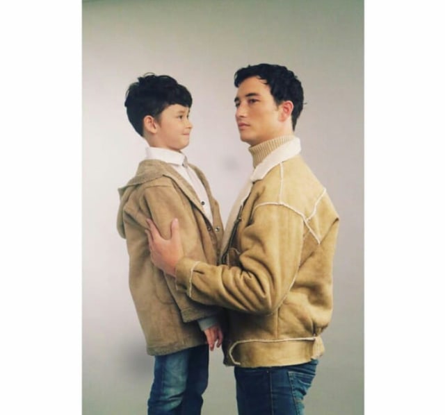 7 Potret Keakraban Mike Lewis dengan Anak Semata Wayangnya | kumparan.com