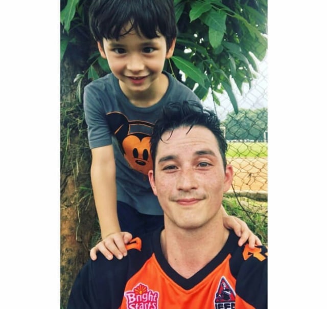 7 Potret Keakraban Mike Lewis dengan Anak Semata Wayangnya | kumparan.com