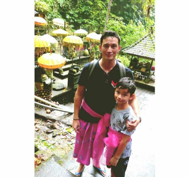 7 Potret Keakraban Mike Lewis dengan Anak Semata Wayangnya | kumparan.com