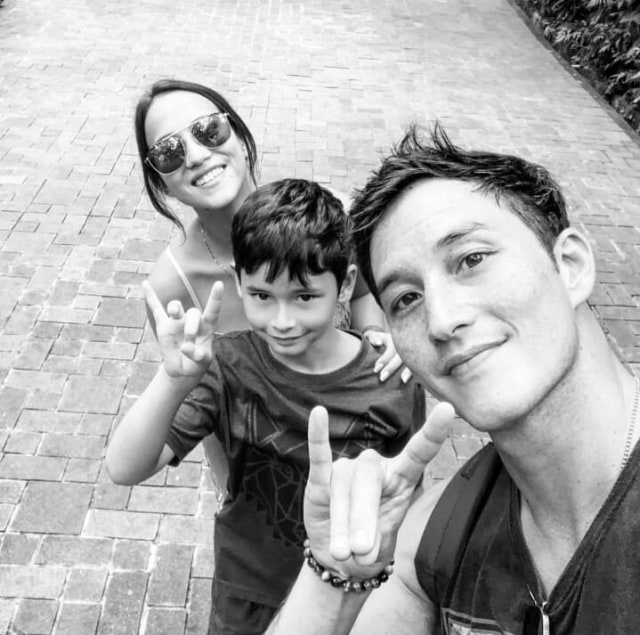 7 Potret Keakraban Mike Lewis dengan Anak Semata Wayangnya | kumparan.com