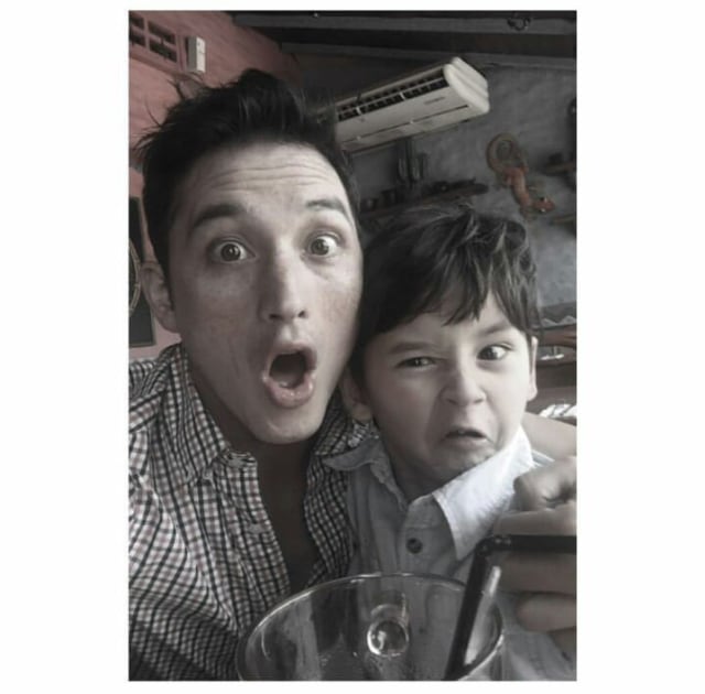 7 Potret Keakraban Mike Lewis dengan Anak Semata Wayangnya | kumparan.com