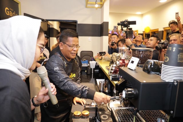 Transaksi Emas Sambil Ngopi, Bisa di Warung The Gade | kumparan.com