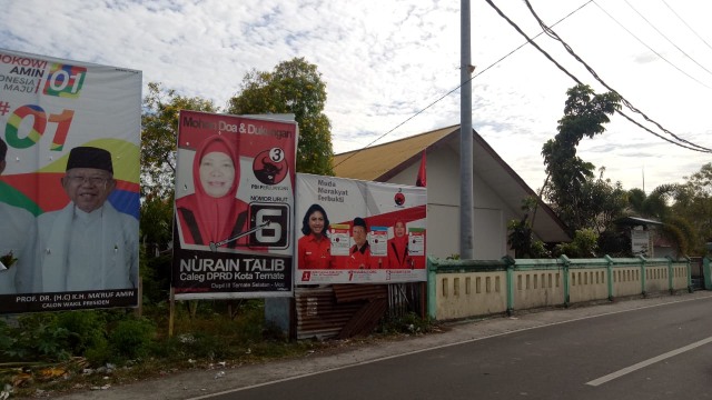 FOTO: Semrawut Baliho Caleg di Kota Ternate | kumparan.com