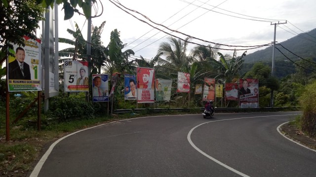 FOTO: Semrawut Baliho Caleg di Kota Ternate | kumparan.com