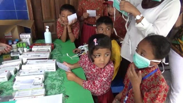 Bromo Erupsi, Warga Probolinggo Dapat Pengobatan Gratis | kumparan.com Bromo Erupsi, Warga Probolinggo Dapat Pengobatan Gratis | kumparan.com
