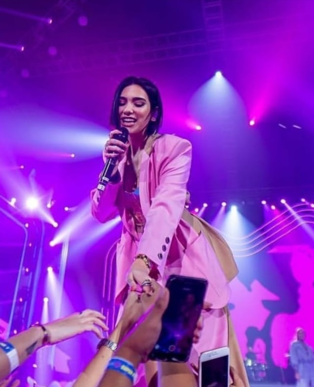 7 Potret Memukau Dua Lipa Gemparkan Panggung Indonesia | kumparan.com