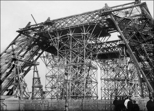 Foto: Menara Eiffel Genap Berusia 130 Tahun | kumparan.com
