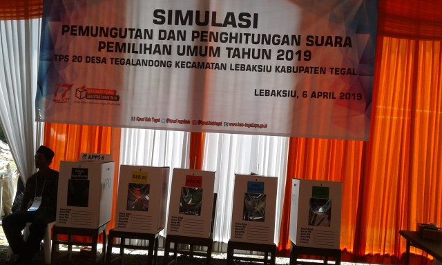 Simulasi Pemungutan Suara di TPS, Pemilih Masih Bingung | kumparan.com