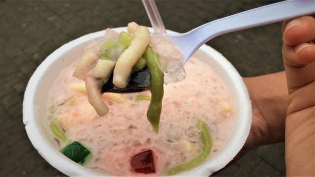 Unik dan Segar, Menikmati Semangkuk Es Tebak Khas Padang | kumparan.com