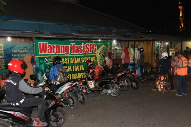 Serunya Goyang Lidah Makan Ayam Goreng SPG | kumparan.com