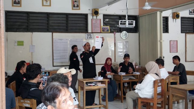 Foto: Atribut Berlafaz Tauhid di TPS 110 Jakarta Selatan | kumparan.com