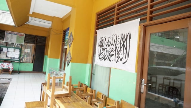 Foto: Atribut Berlafaz Tauhid di TPS 110 Jakarta Selatan | kumparan.com