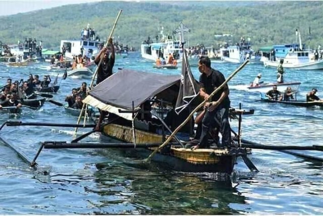 Kala Peziarah Semana Santa Antar Tuan Meninu melalui Prosesi Laut | kumparan.com