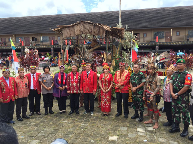 Naik Dango, Ritual Hasil Panen oleh Suku Dayak Kanayatn | kumparan.com