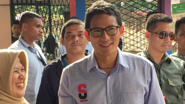 Sandi Tinjau Perhitungan Suara di GOR Senen: Petugas Jaga Kesehatan ...
