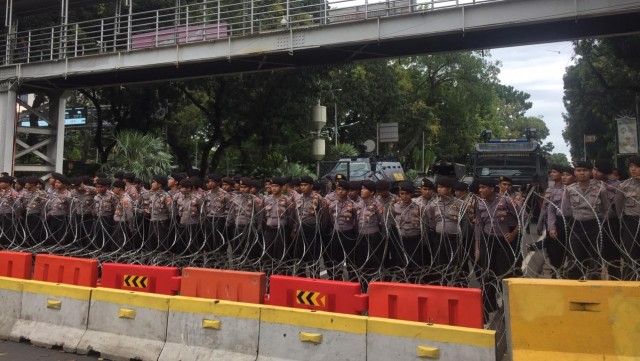 Massa Buruh Tak Bisa ke Istana, Demo Hanya Sampai Patung Kuda ... Massa Buruh Tak Bisa ke Istana, Demo Hanya Sampai Patung Kuda ...