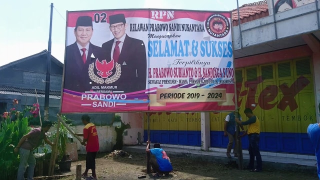 Relawan Pasang Baliho Kemenangan Prabowo-Sandi di Brebes | kumparan.com Relawan Pasang Baliho Kemenangan Prabowo-Sandi di Brebes | kumparan.com