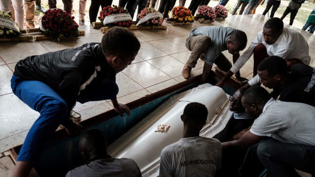 Foto: Haru Saat Pemakaman 85 Ribu Korban Genosida di Rwanda | kumparan.com