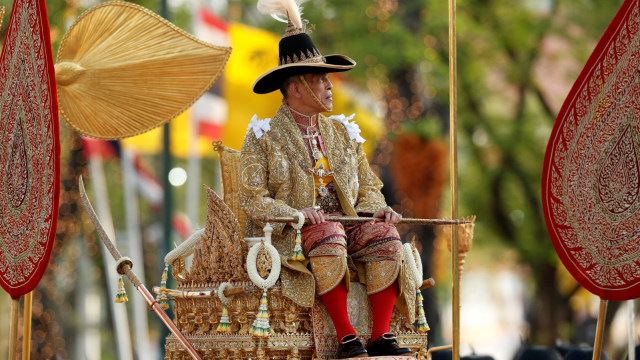 Raja Thailand Diarak Keliling Bangkok dengan Tandu Emas | kumparan.com