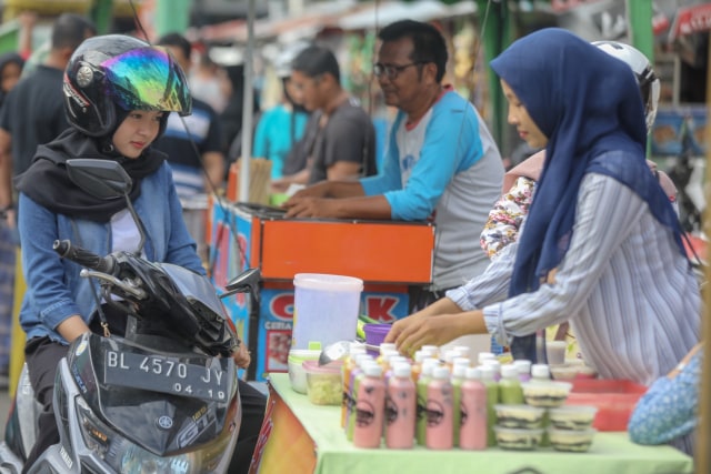 Foto: Berburu Takjil Jelang Berbuka di Aceh | kumparan.com
