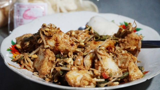 Lezatnya Tipat Cantok, Ketupat Bersiram Saus Kacang Pedas khas Bali ...