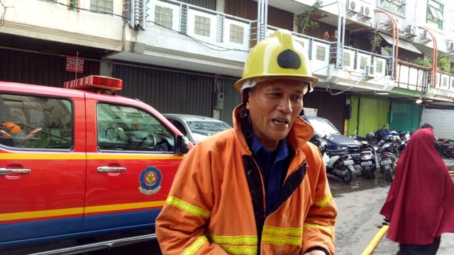 Angin Kencang Hambat Pemadaman Kebakaran di Kampung Bandan | kumparan.com