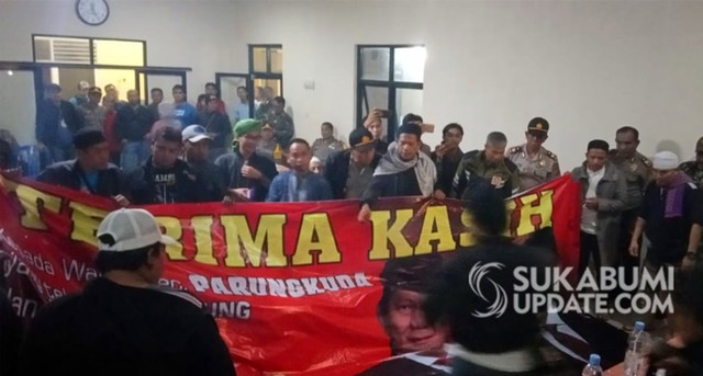 Bawaslu Sukabumi Tertibkan Baliho Kemenangan Prabowo-Sandi | kumparan.com Bawaslu Sukabumi Tertibkan Baliho Kemenangan Prabowo-Sandi | kumparan.com