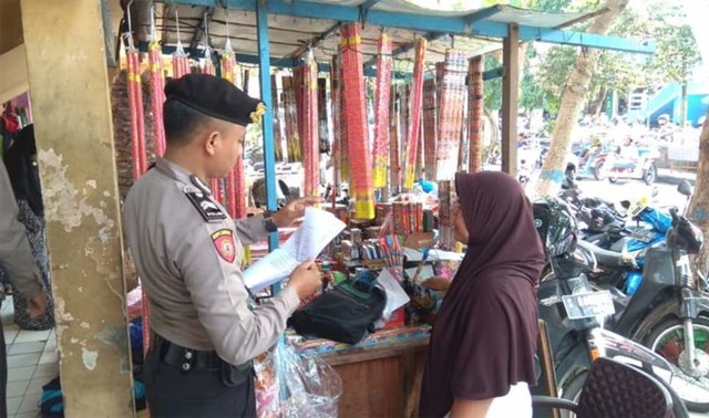Polres Lamongan Razia Sejumlah Pedagang Petasan | kumparan.com