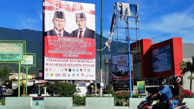 Foto: Baliho Ucapan Selamat kepada Prabowo Sebagai Presiden di Sulteng ...