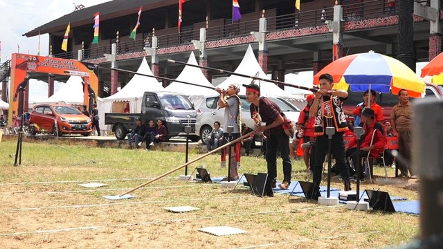 Lomba Sumpit Meriahkan Pekan Gawai Dayak ke-34 di Pontianak | kumparan.com