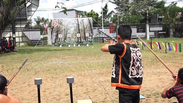 Lomba Sumpit Meriahkan Pekan Gawai Dayak ke-34 di Pontianak | kumparan.com