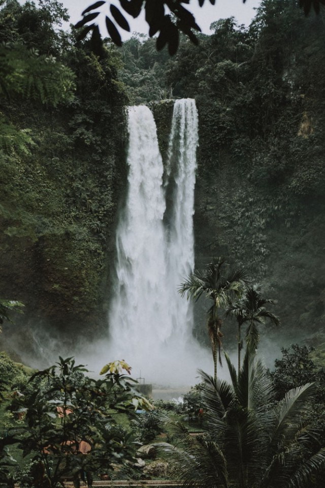 Merasakan Segarnya Air Terjun Sanghyang Taraje di Garut | kumparan.com