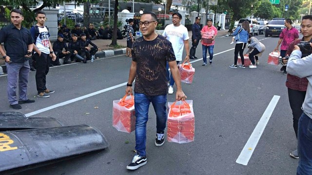 Sammy hingga Bemby Putuanda Bagikan Hidangan untuk TNI-Polri di MK ...