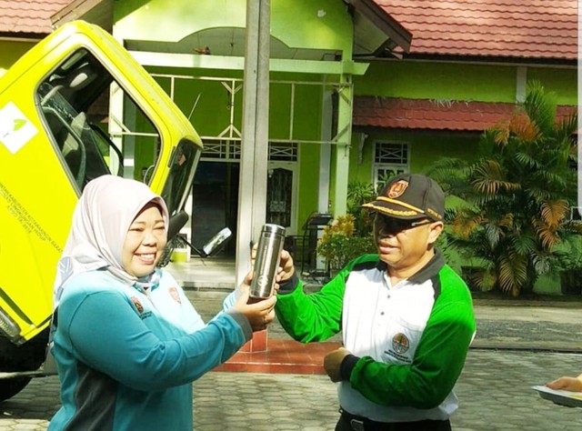 Ini Cara Bupati Kobar Kurangi Sampah Plastik | kumparan.com Ini Cara Bupati Kobar Kurangi Sampah Plastik | kumparan.com