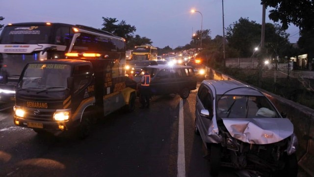 Kecelakaan Beruntun di Tol Semarang Diduga Akibat Rem Truk Blong | kumparan.com