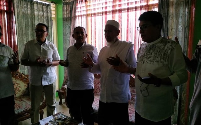 Tradisi Iwadh Kampung Arab Manado, Silaturahim Penuh Doa | kumparan.com