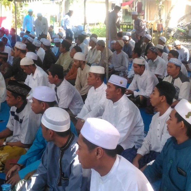 Umat Muslim di Kotabaru Padati Haul ke-213 Datu Kelampayan | kumparan.com