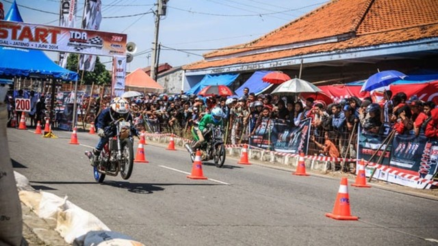 Bahaya Penggunaan Ban Cacing di Sepeda Motor | kumparan.com
