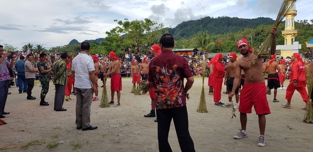 Atraksi Pukul Sapu Lidi Morella, Tradisi Mengenang Pejuang di Maluku ...