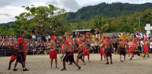 Atraksi Pukul Sapu Lidi Morella, Tradisi Mengenang Pejuang di Maluku ...