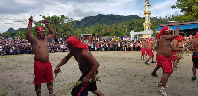 Atraksi Pukul Sapu Lidi Morella, Tradisi Mengenang Pejuang di Maluku ...