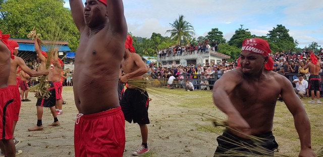 Atraksi Pukul Sapu Lidi Morella, Tradisi Mengenang Pejuang di Maluku ...